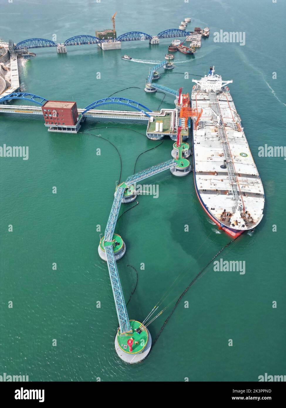 YANTAI, CHINA - SEPTEMBER 28, 2022 - A tanker offloads oil through a ...
