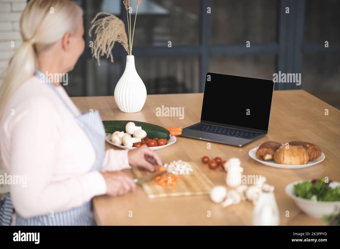 Online cooking lesson hi-res stock photography and images - Alamy