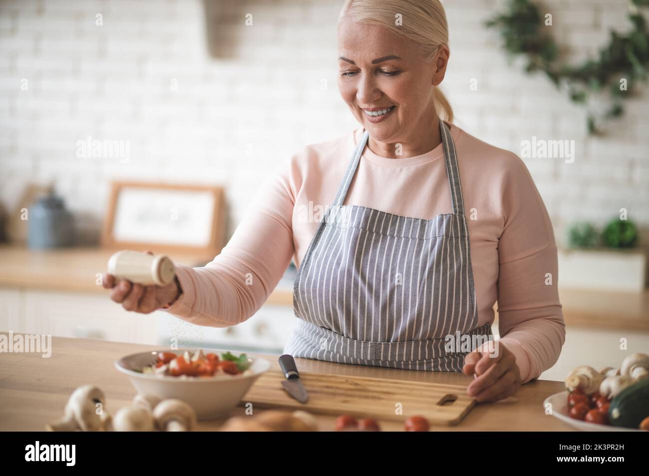 Woman chef seasoning salad hi-res stock photography and images - Alamy