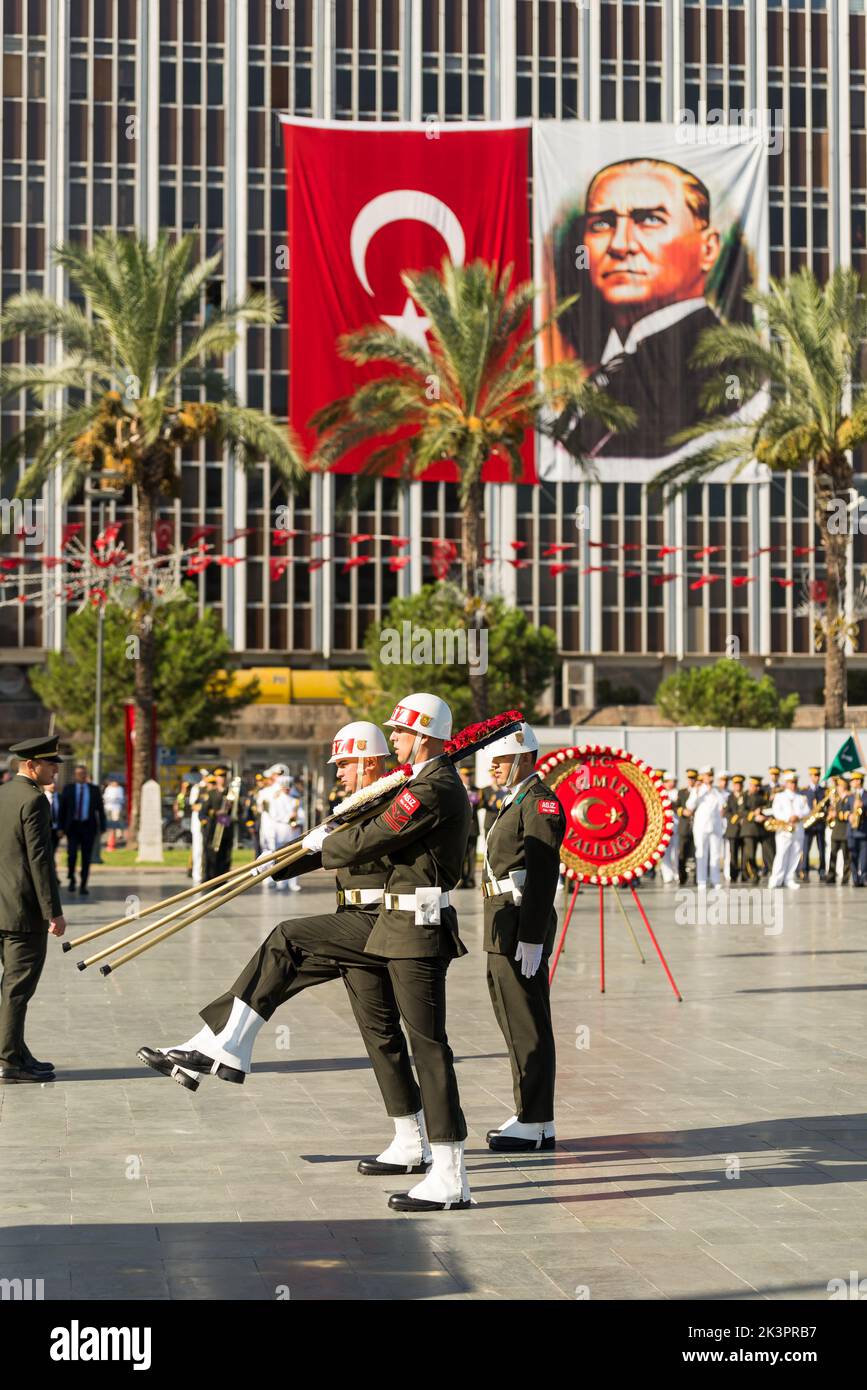 Izmir, Turkey - September 9, 2022: Soldiers carry wreaths to be placed ...
