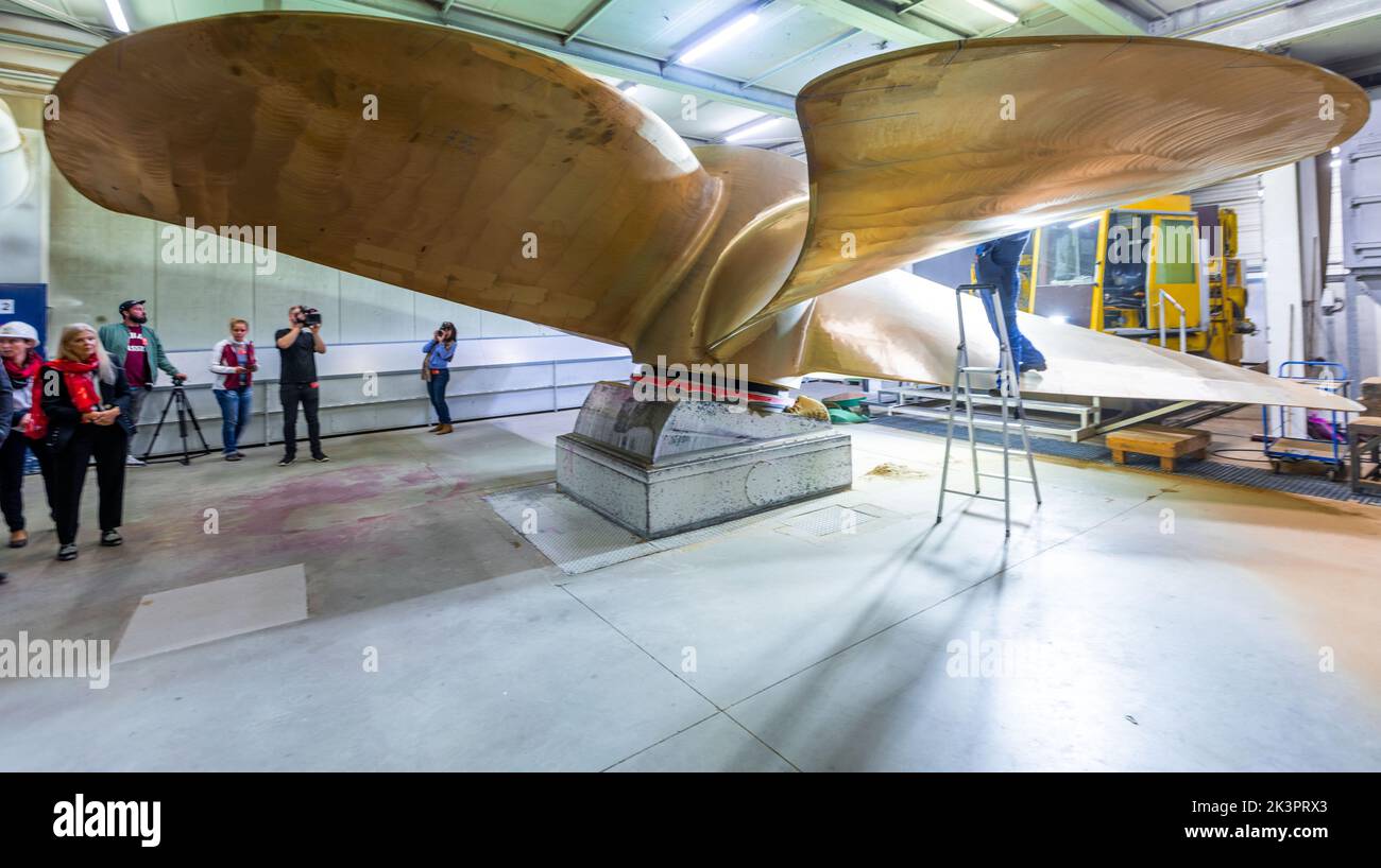 21 September 2022, Mecklenburg-Western Pomerania, Waren (Müritz): Giant ...