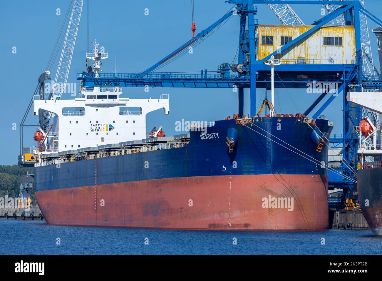 Rostock, Germany. 22nd Sep, 2022. The 229-meter-long bulk carrier ...