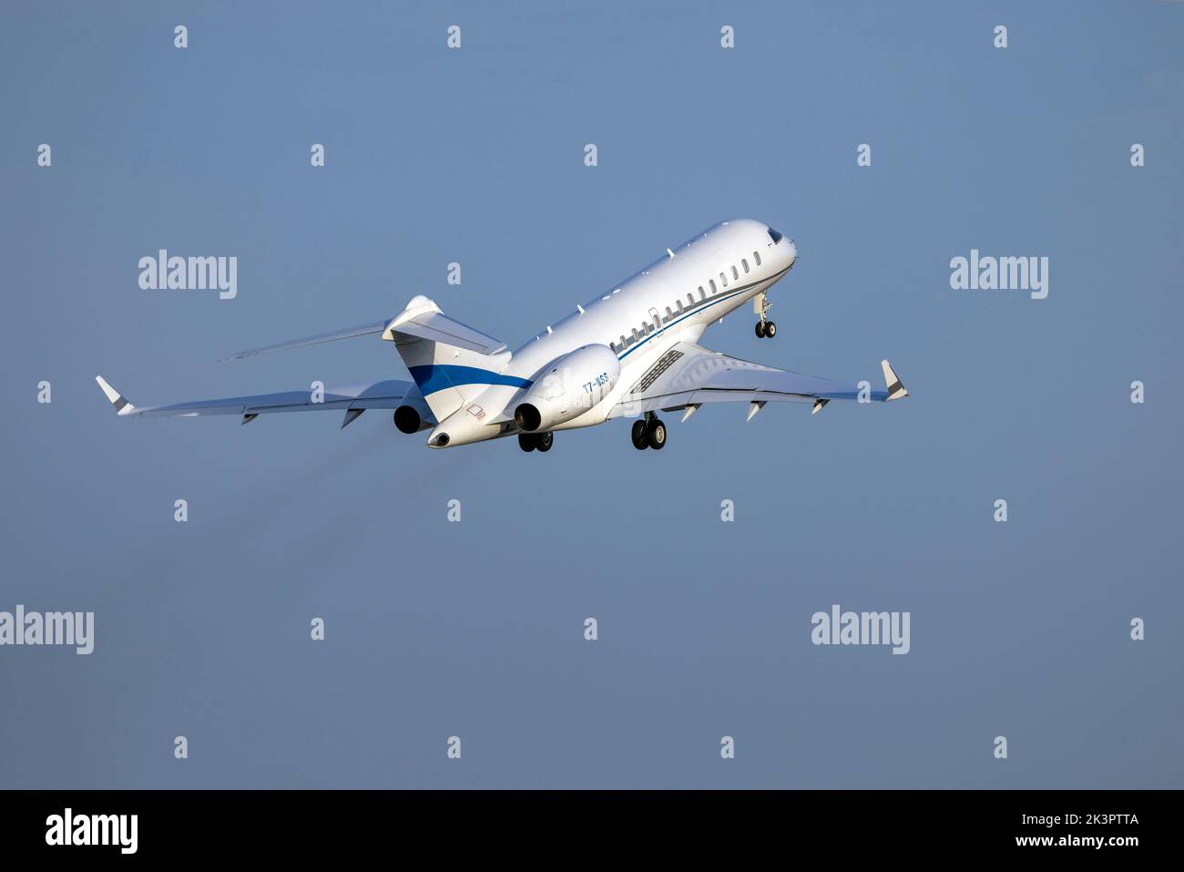 Twin engine airplane hi-res stock photography and images - Alamy