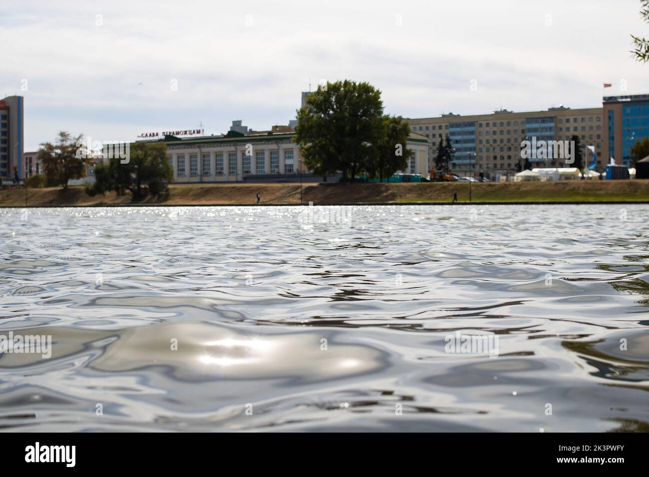 Belarus, Minsk - 12 september, 2022: The surface of the river svisloch ...