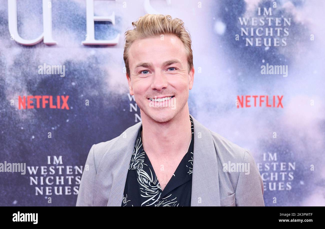 Berlin, Germany. 27th Sep, 2022. Leading actor Albrecht Schuch arrives ...
