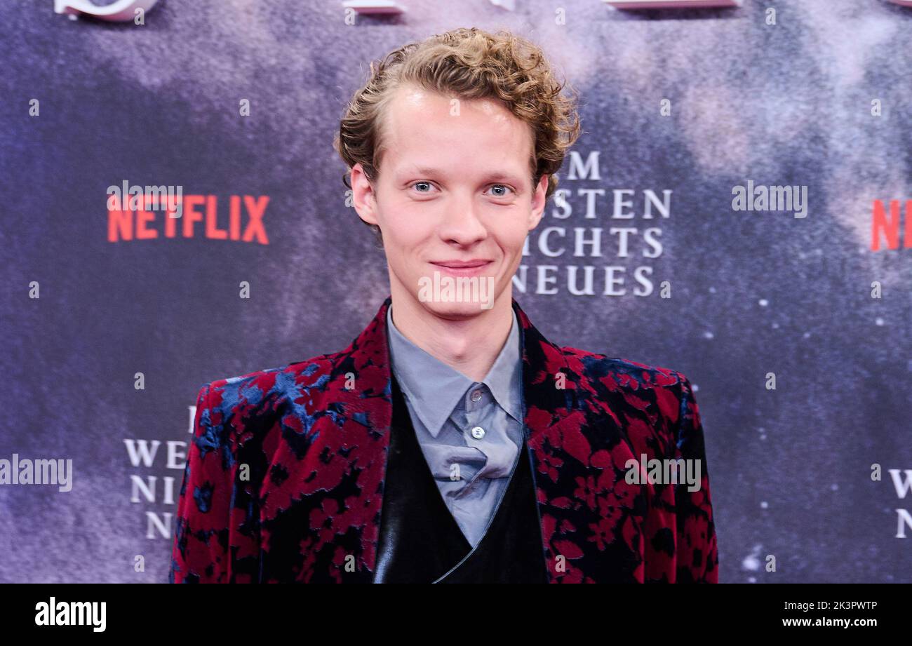 Berlin, Germany. 27th Sep, 2022. Leading actor Felix Kammerer arrives ...