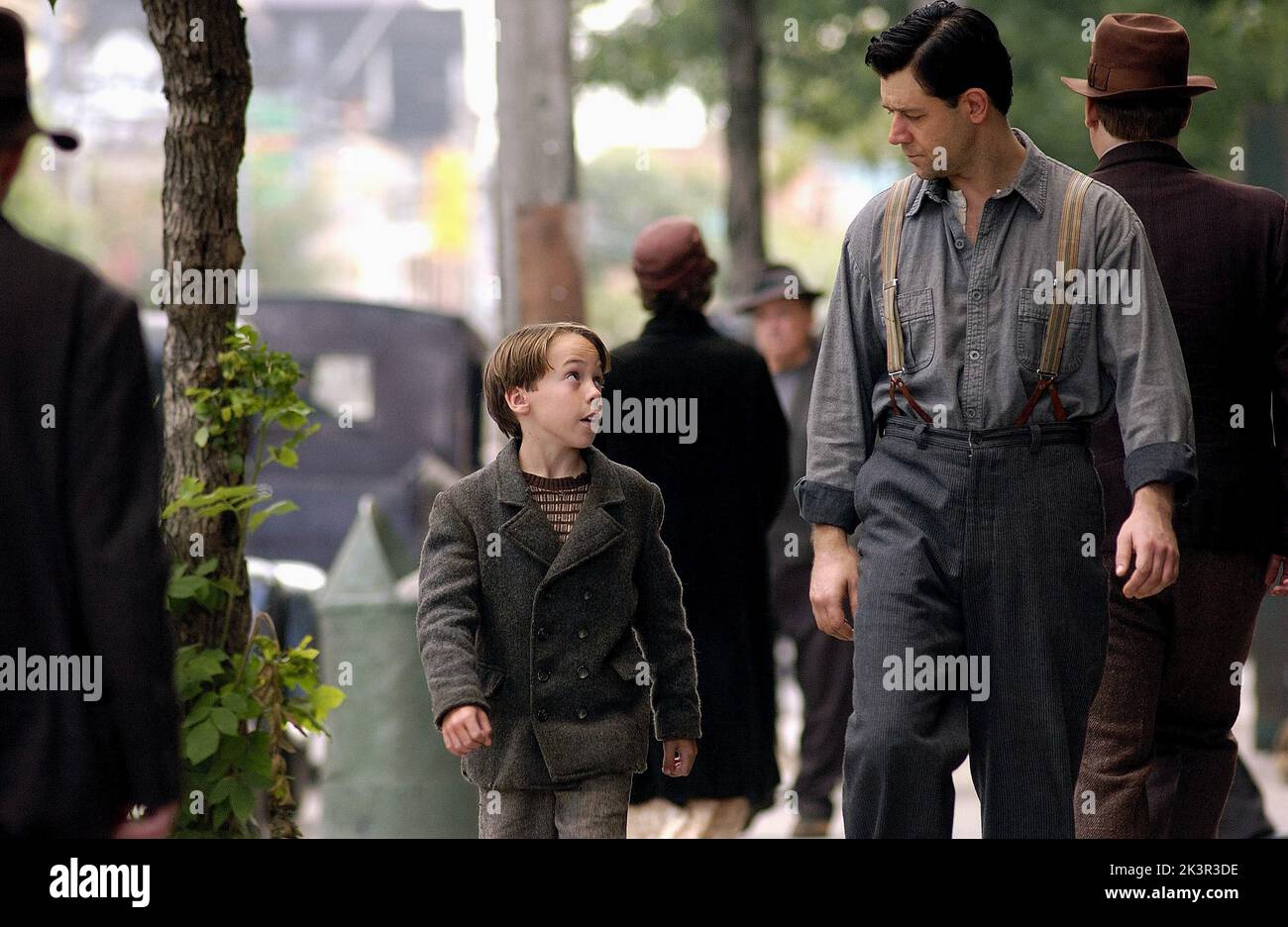 Connor Price & Russell Crowe Film: Cinderella Man (USA 2005) Characters: Jay Braddock & Jim ...