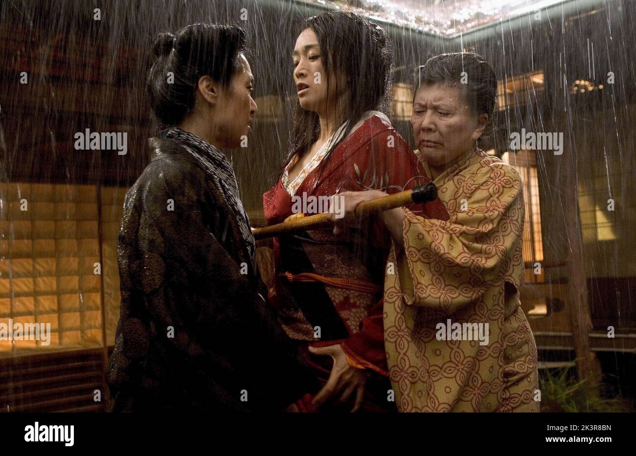 Gong li memoirs geisha 2005 hi-res stock photography and images - Alamy