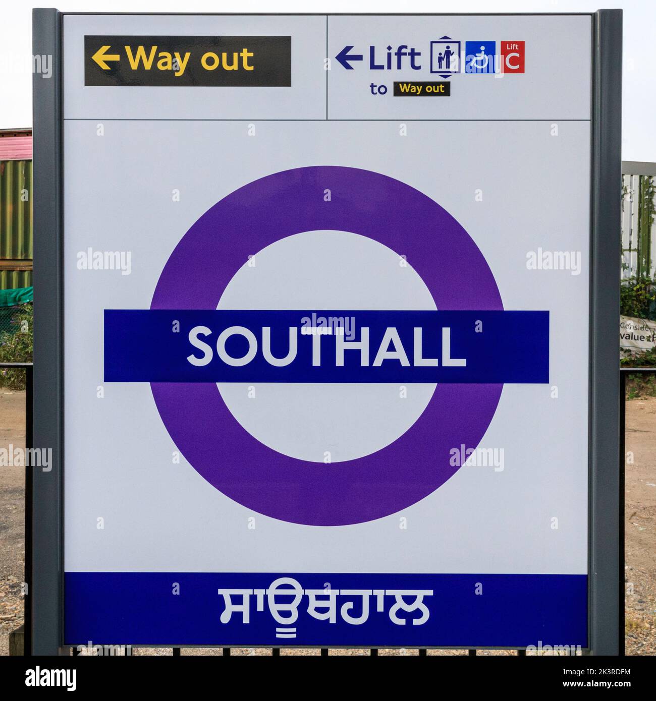 Elizabeth line sign hi-res stock photography and images - Alamy