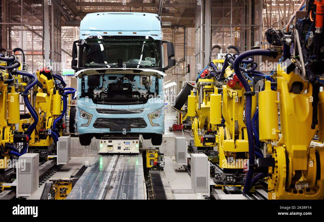 (220928) -- XI'AN, Sept. 28, 2022 (Xinhua) -- A heavy truck is ...