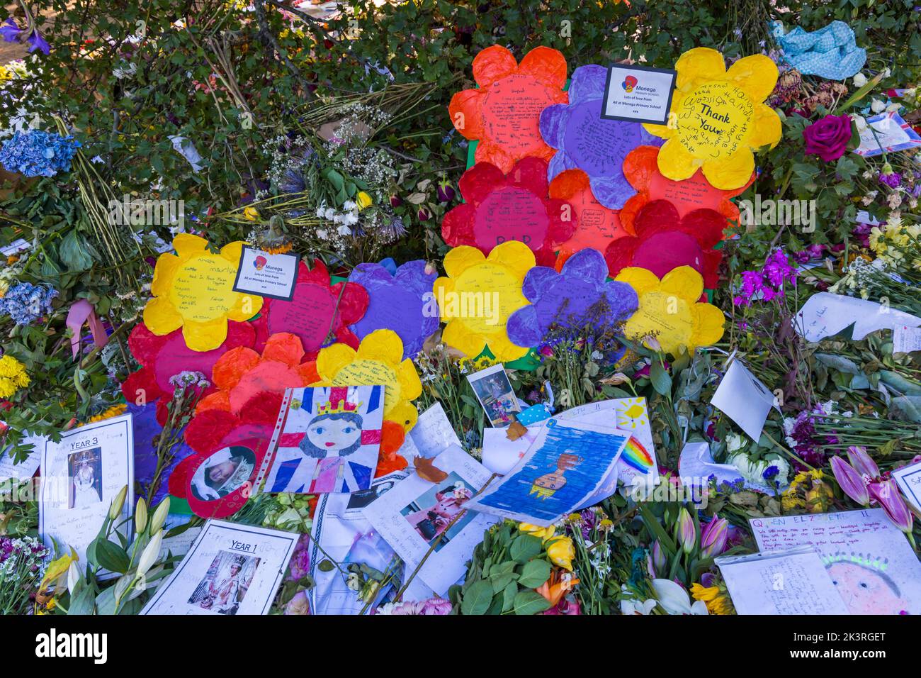 Poignant messages and floral tributes to the late Queen Elizabeth II at ...
