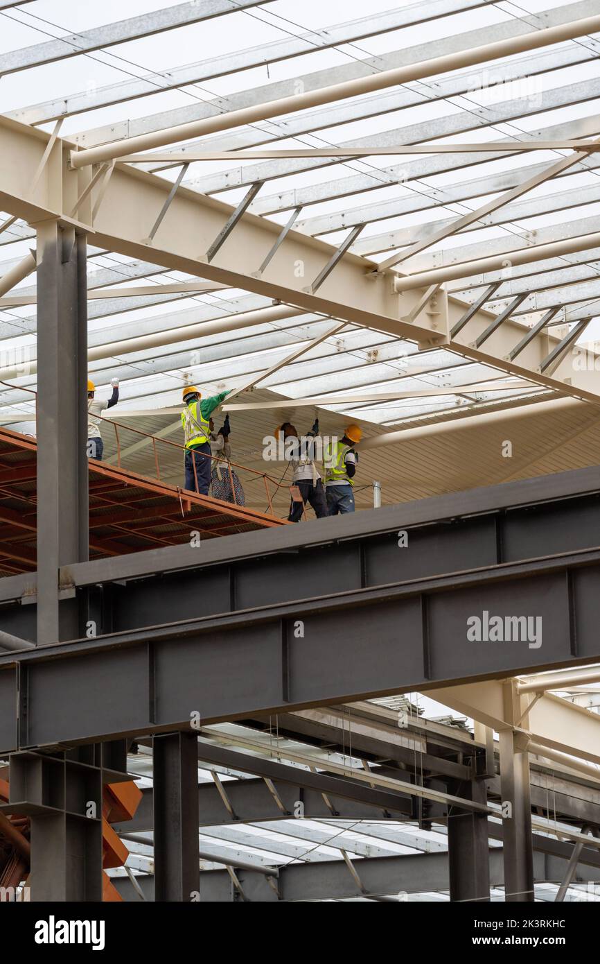 HEFEI, CHINA - SEPTEMBER 28, 2022 - Workers build a steel structure ...