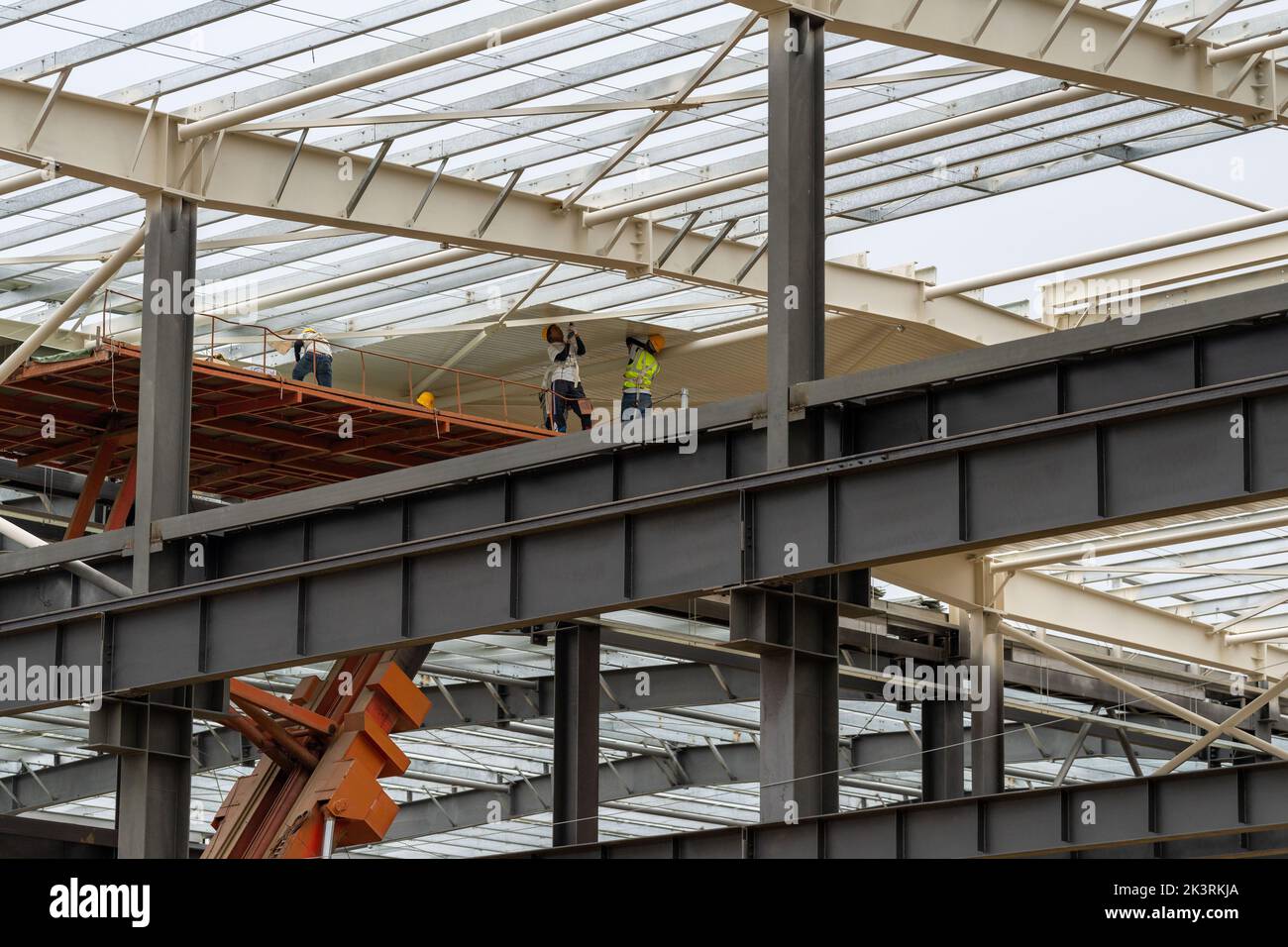 HEFEI, CHINA - SEPTEMBER 28, 2022 - Workers build a steel structure ...