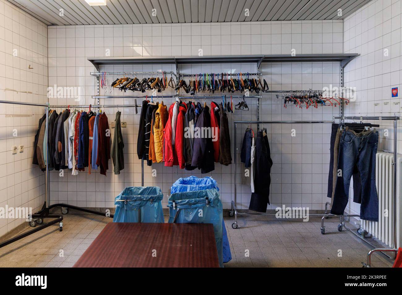 Berlin, Germany. 28th Sep, 2022. Clothing store in the emergency ...