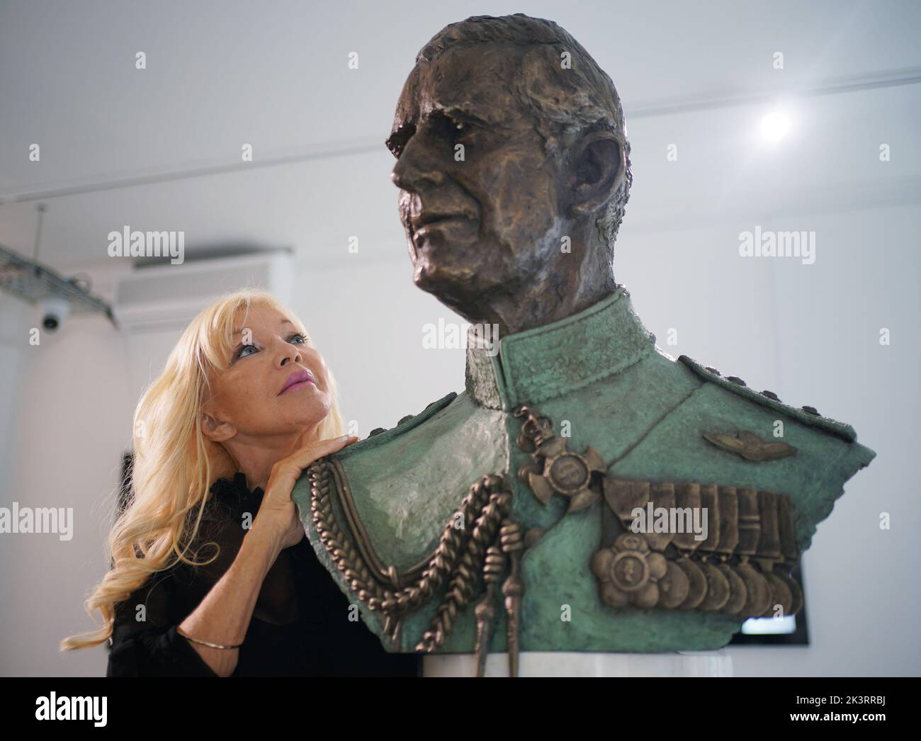 Royal sculptor Frances Segelman poses next to her sculpture of King ...