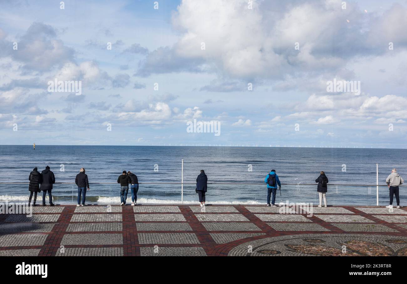 28 September 2022, Schleswig-Holstein, Westerland/Sylt: Walkers stand ...