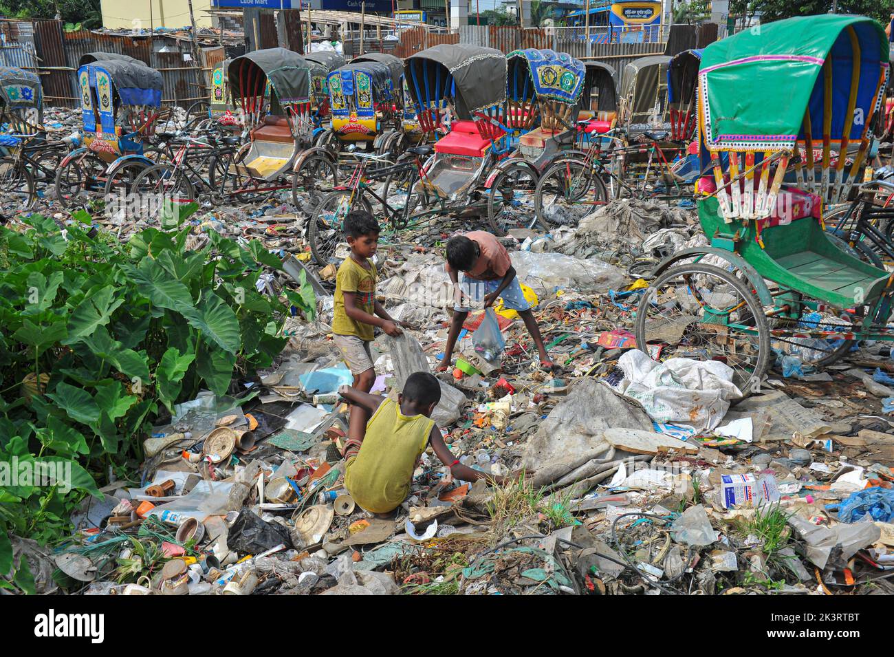 Pollution at waste dumpyard in bangladesh hi-res stock photography and ...