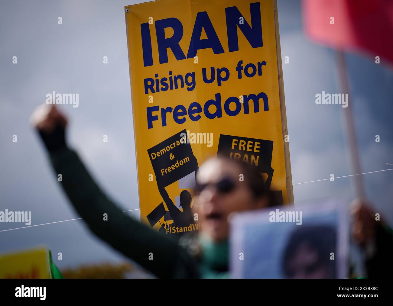 Berlin, Germany. 28th Sep, 2022. Participants demonstrate with placards ...