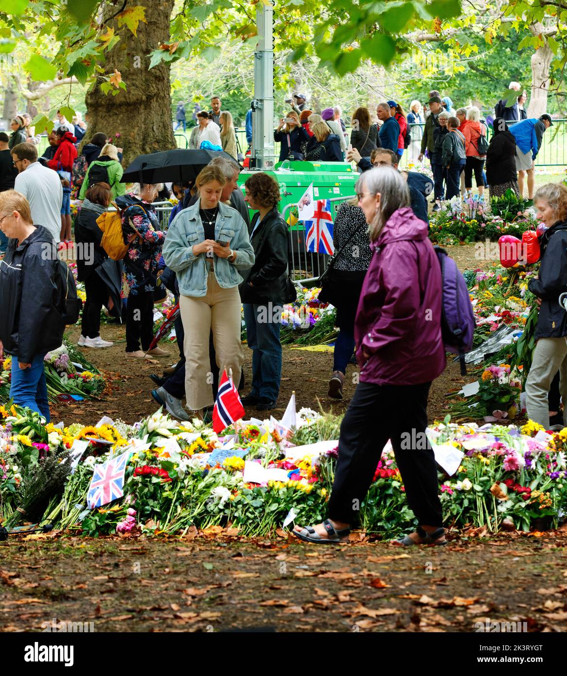 The British public mourning and paying respects to Queen Elizabeth II ...