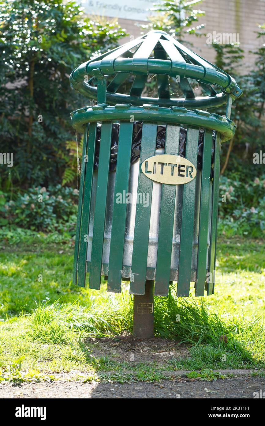 Outdoor litter hi-res stock photography and images - Alamy