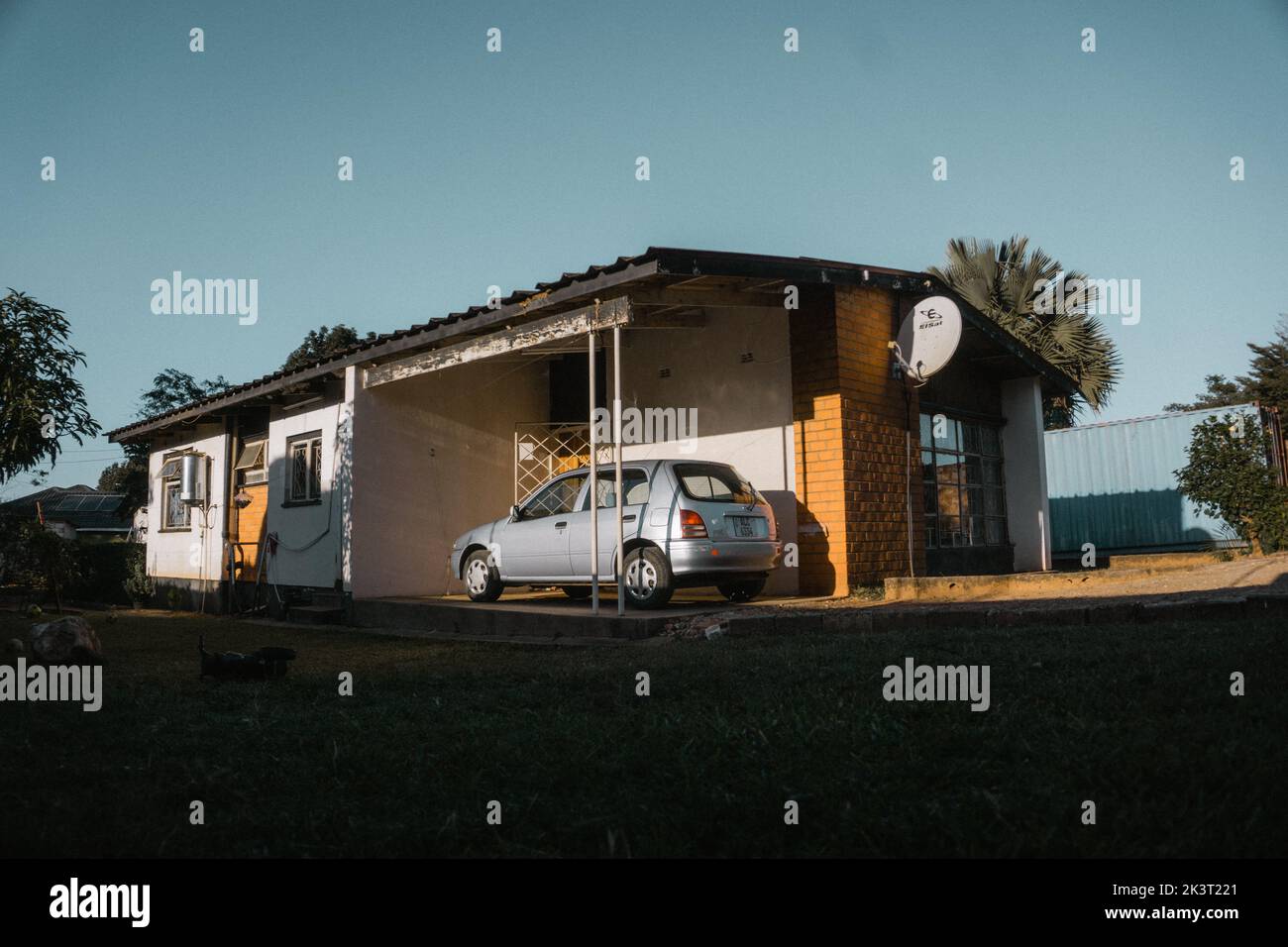 House car parked outside africa hi-res stock photography and images - Alamy