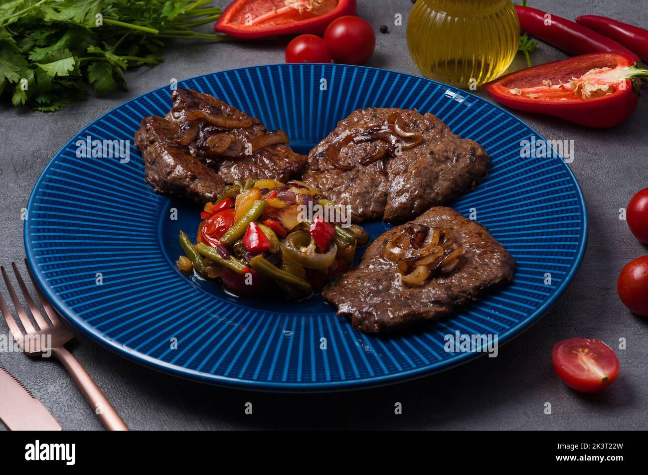 tasty beef chops with vegetables and caramelized onions Stock Photo - Alamy