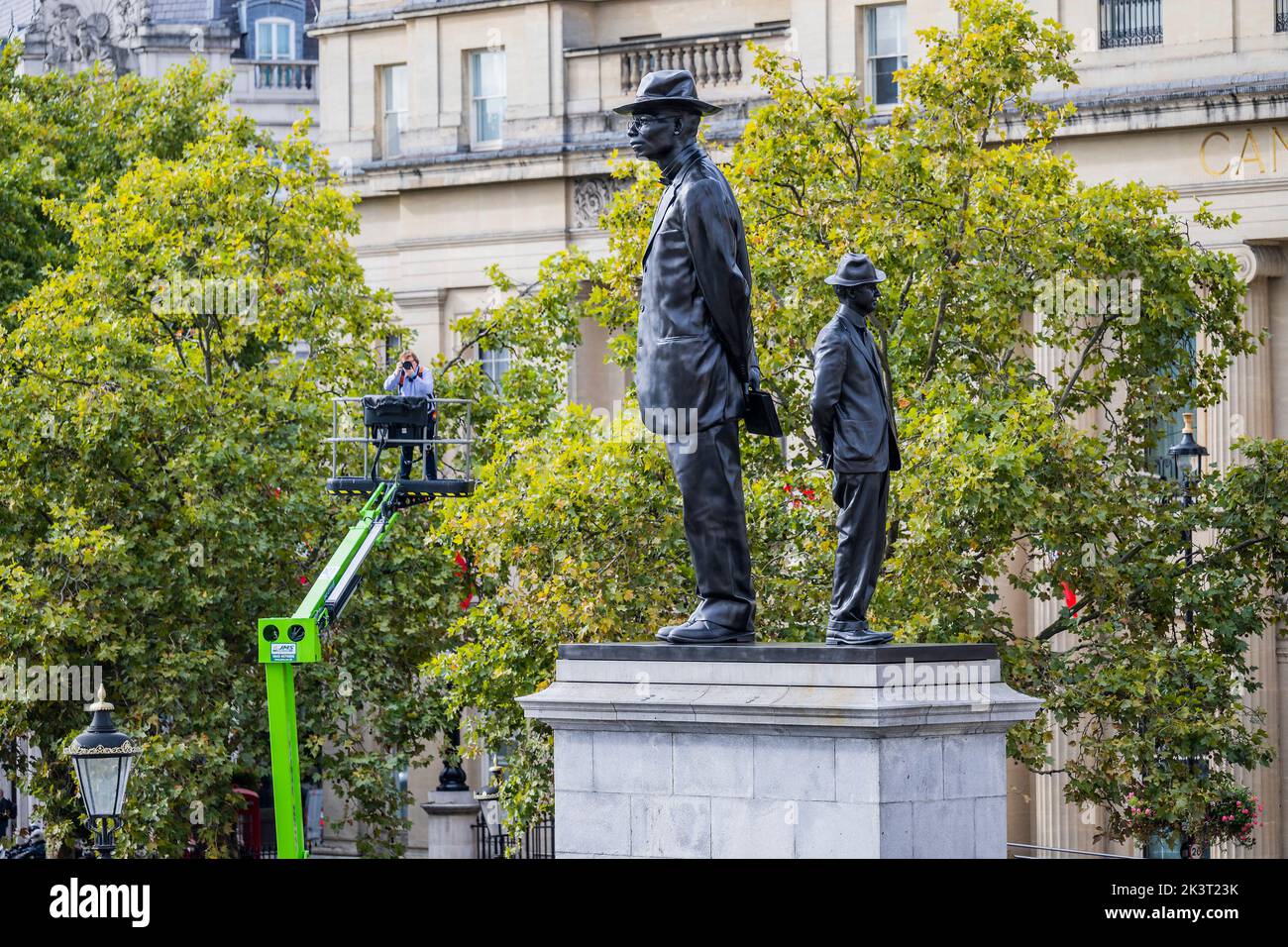 London, UK. 28th Sep, 2022. Photographers take advantage of a higher ...