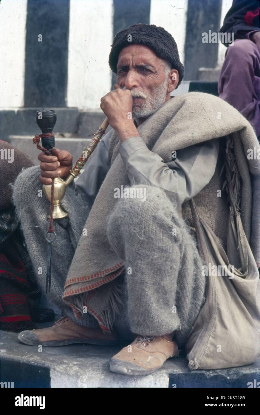 Kashmiri man smoking hookah hi-res stock photography and images - Alamy