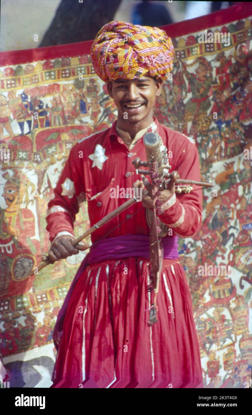 Rajasthani man playing sarangi hi-res stock photography and images - Alamy