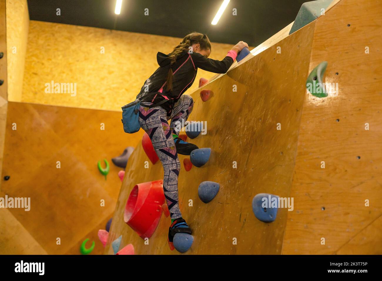 Kids bouldering hi-res stock photography and images - Alamy