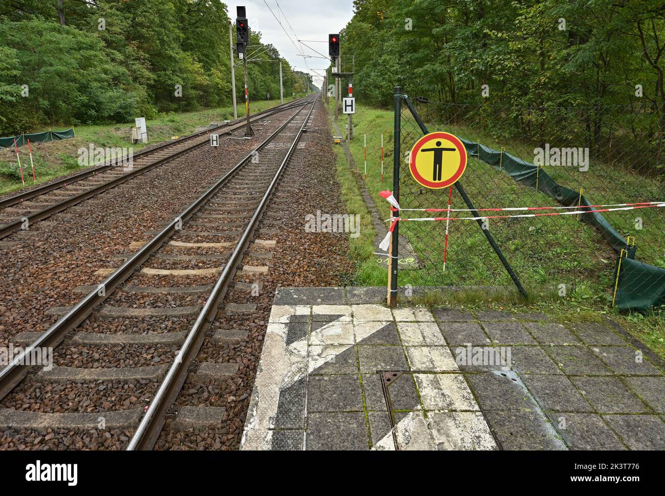 28 September 2022, Brandenburg, Berkenbrück: The end of the platform at ...