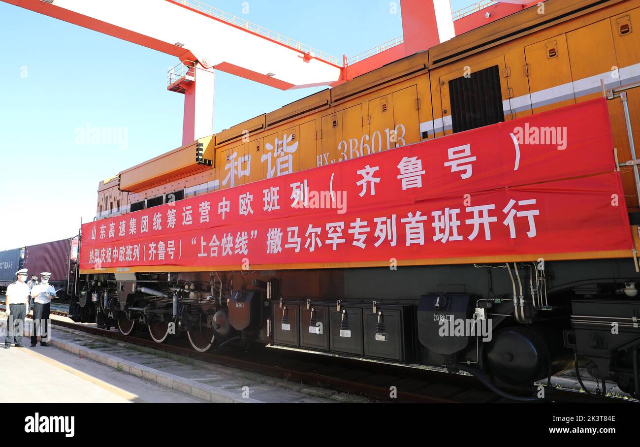 QINGDAO, CHINA - SEPTEMBER 28, 2022 - A Qingdao customs officer handles ...