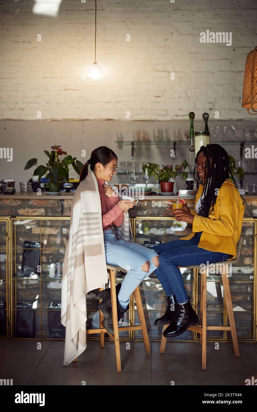 Sitting bar counter friends laughing hi-res stock photography and ...