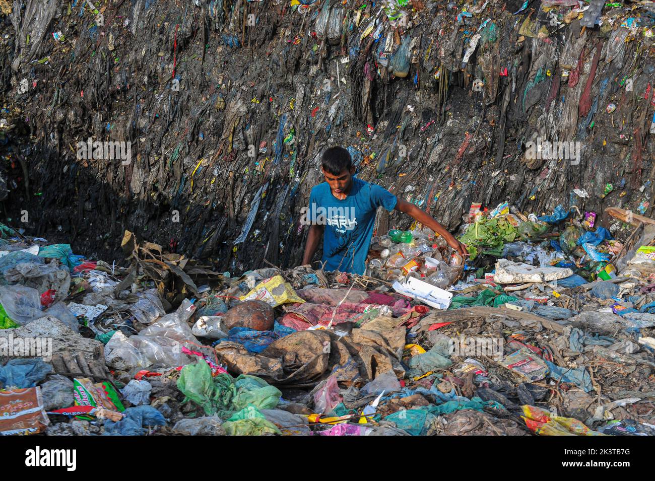 Pollution at waste dumpyard in bangladesh hi-res stock photography and ...