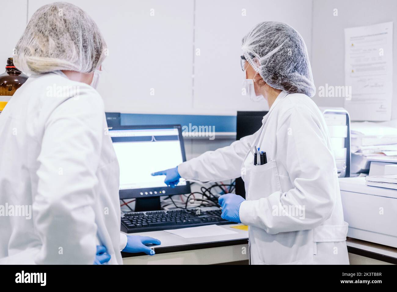 Female scientist pointing computer hi-res stock photography and images ...