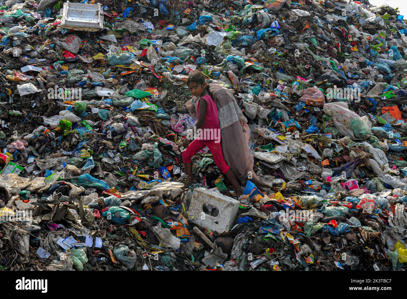 September 27, 2022, Sylhet, Bangladesh: Pickers collect waste that can ...