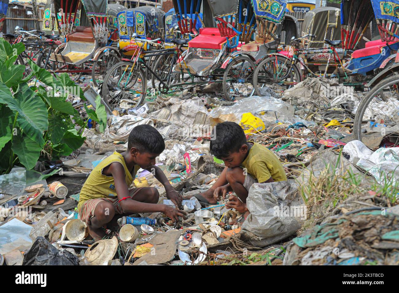 Pollution at waste dumpyard in bangladesh hi-res stock photography and ...
