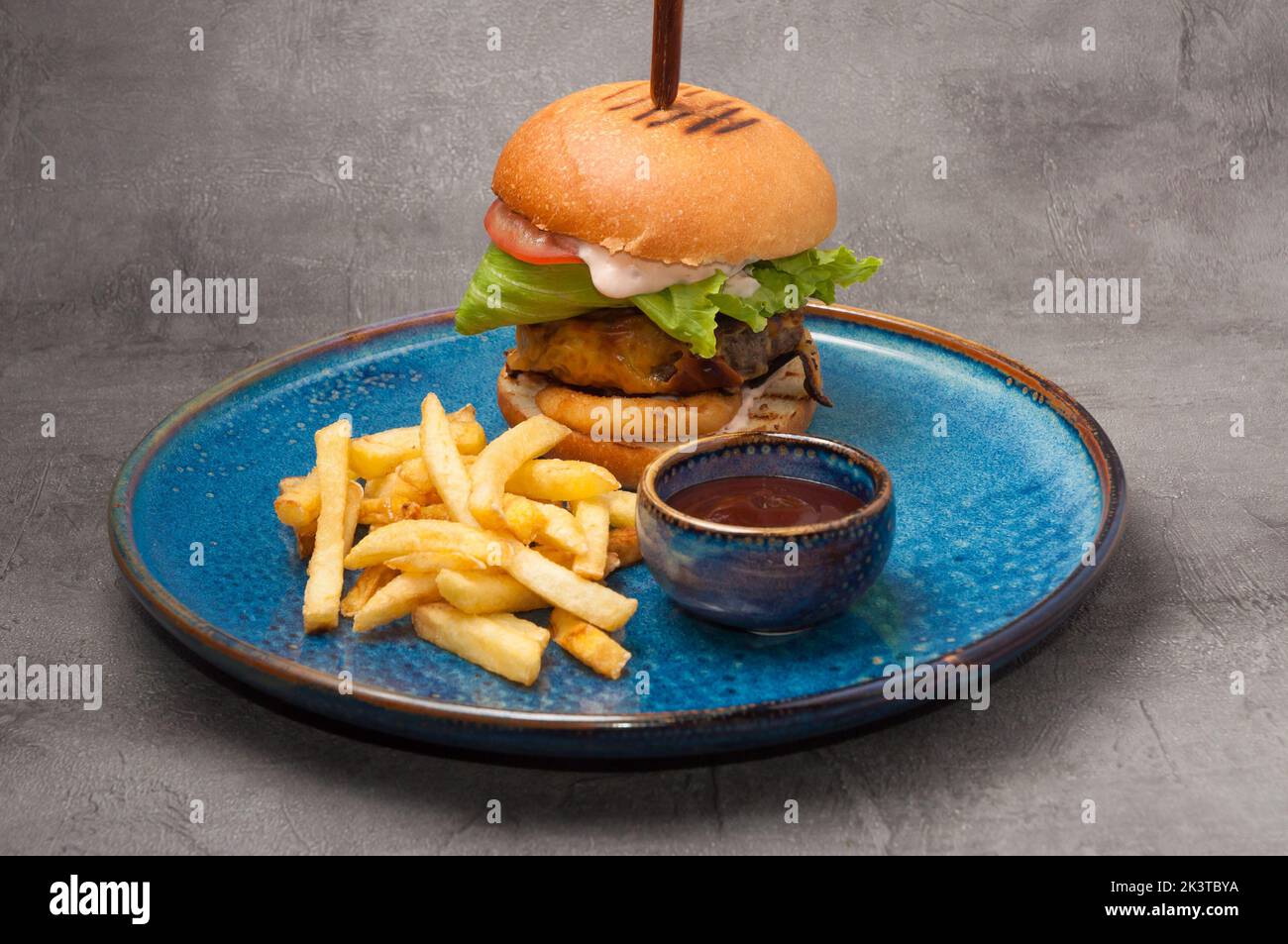 tasty burger with beef patty, cheddar cheese and onion rings Stock ...