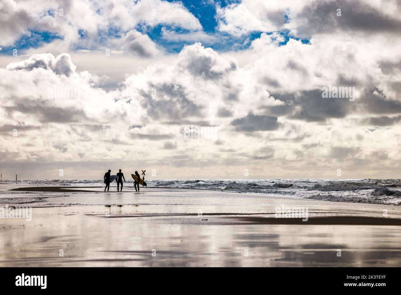 Westerland, Germany. 28th Sep, 2022. Surfers stand at the beach on the ...