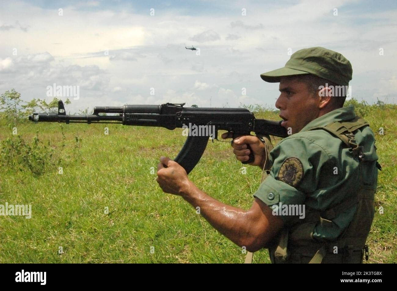 Sierra de Perija-Frontera de Venezuela- 28-04-2008. A soldier of ...