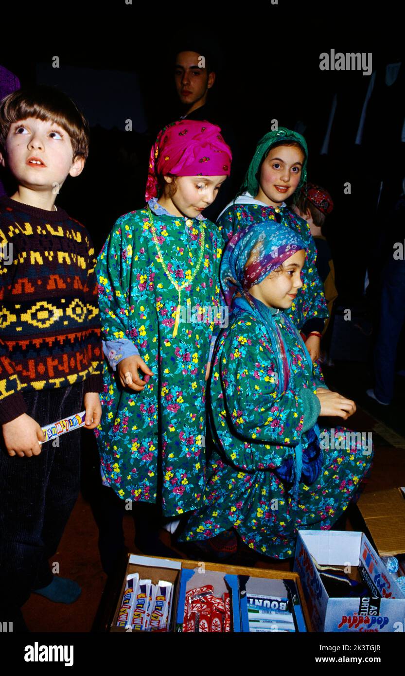 Mosque with worshippers london hi-res stock photography and images - Alamy