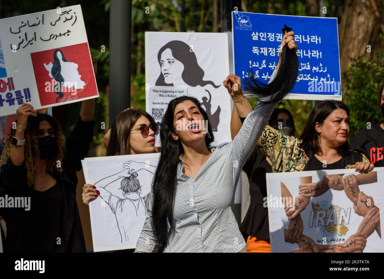 Seoul, South Korea. 28th Sep, 2022. An Iranian female protester chants ...
