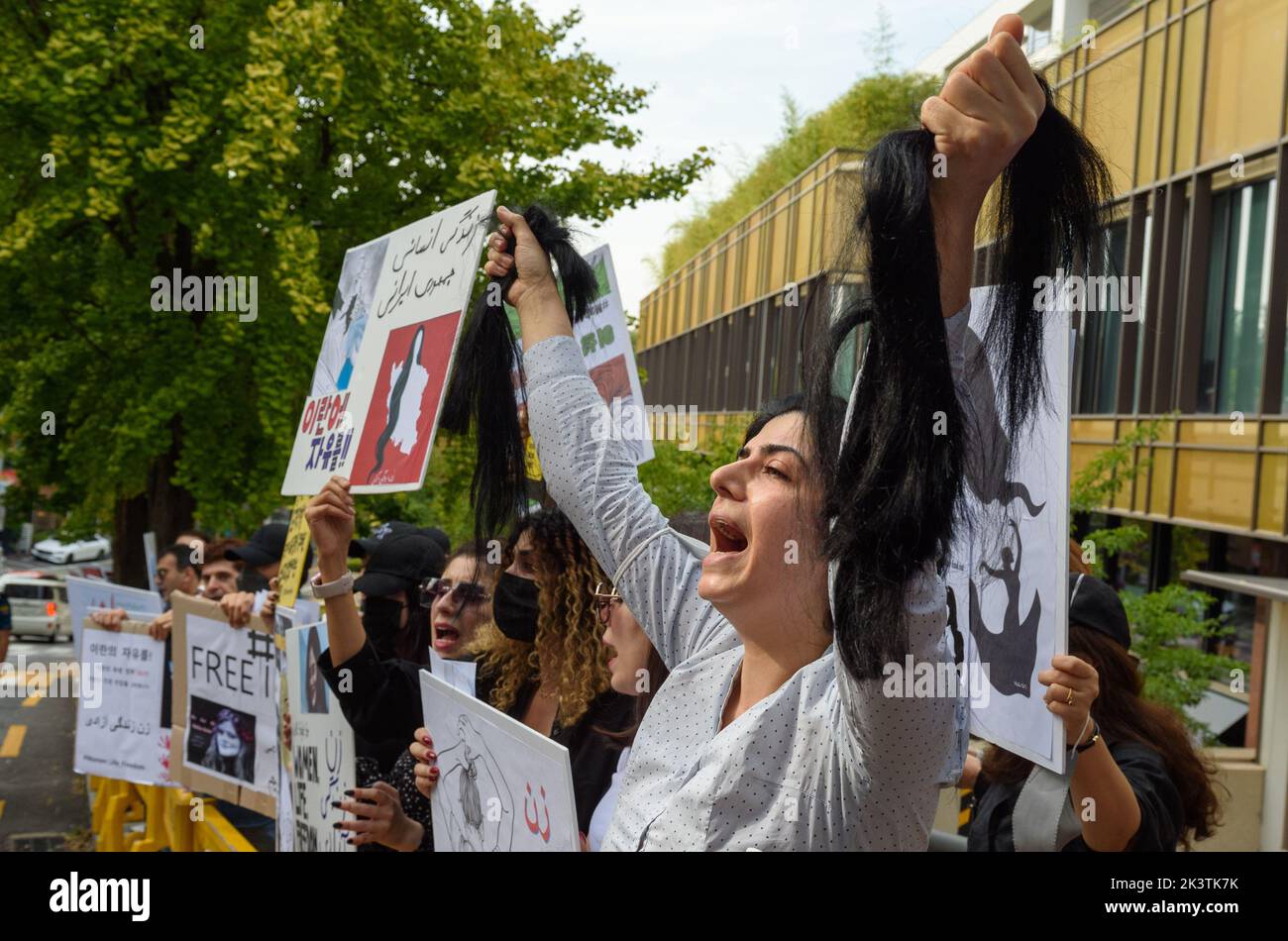 Seoul, South Korea. 28th Sep, 2022. An Iranian female protester chants ...