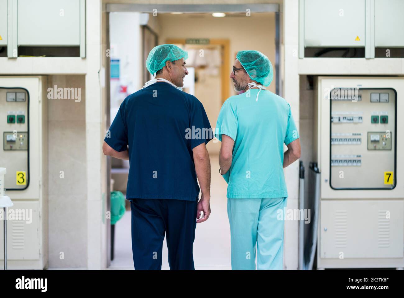 Two surgeons talking in hospital Stock Photo - Alamy
