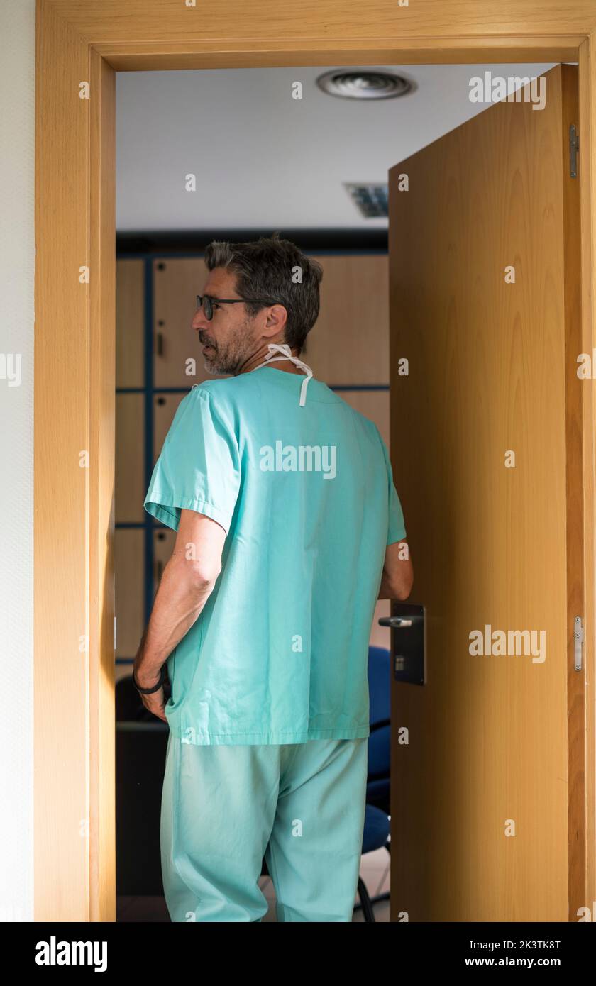 Doctor walking door hi-res stock photography and images - Alamy