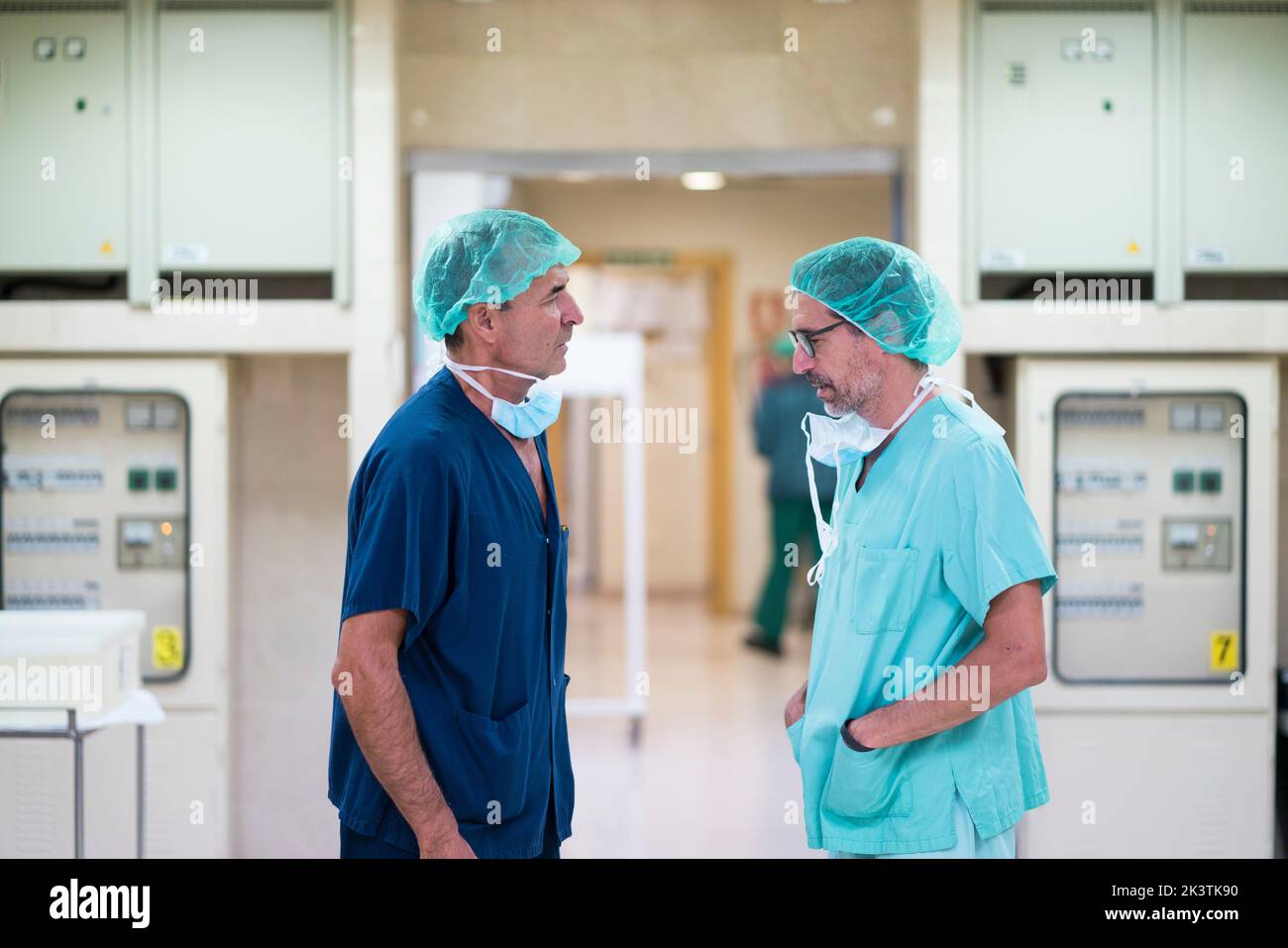 Doctors masks hospital talking hi-res stock photography and images - Alamy