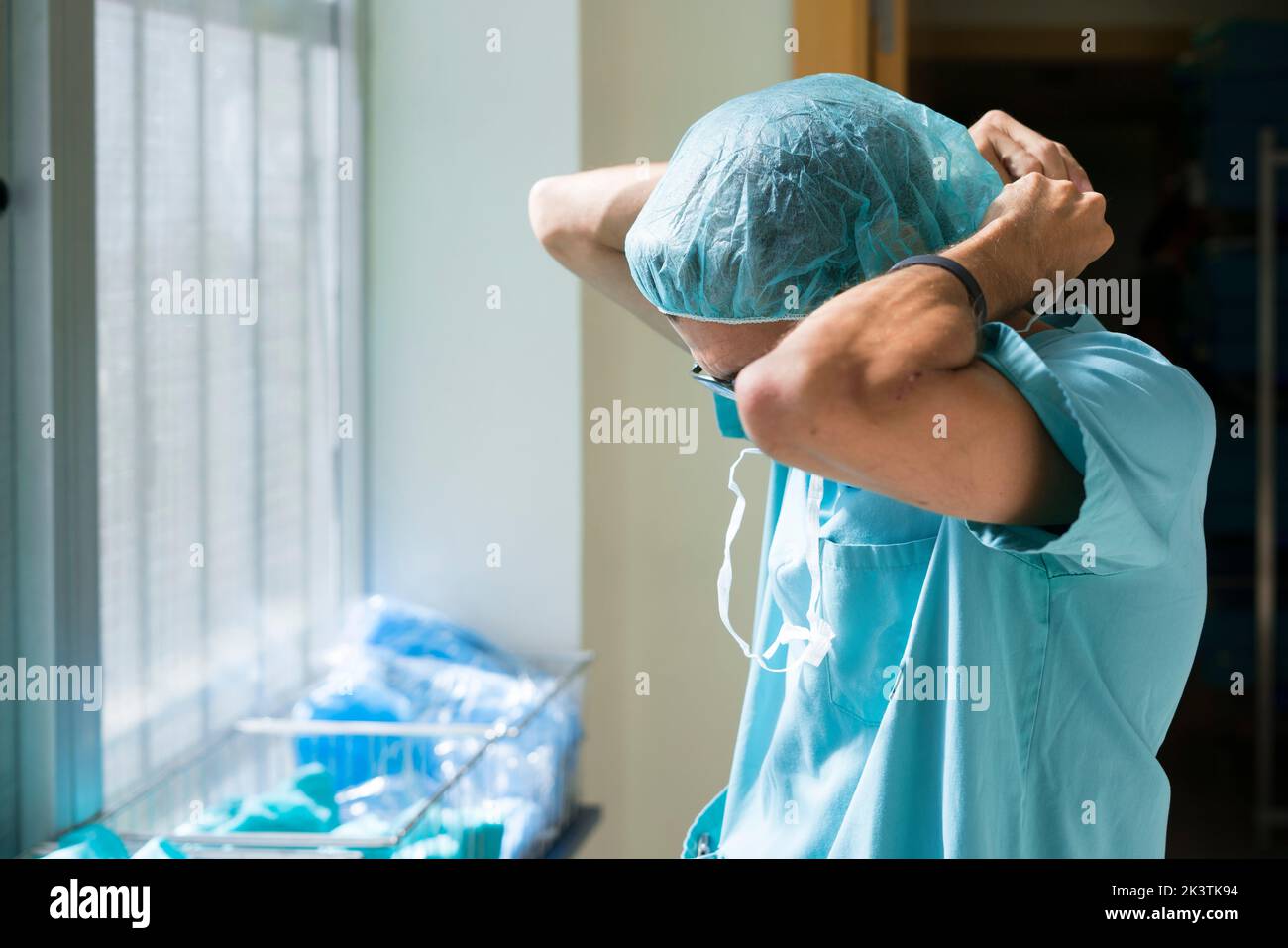 Surgeon putting on cap Stock Photo - Alamy