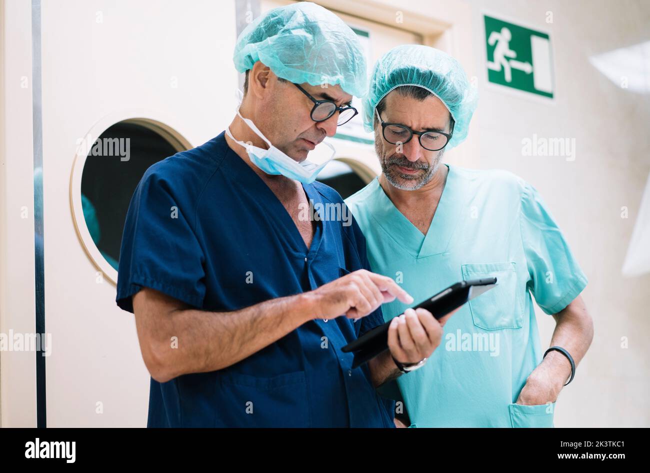 Two professional surgeons digital tablet hi-res stock photography and ...