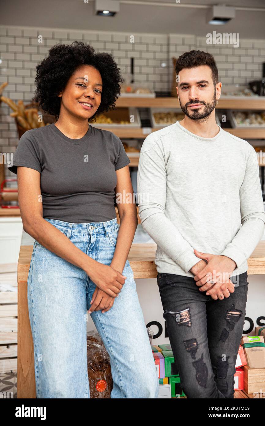 Man leaning on counter hi-res stock photography and images - Alamy