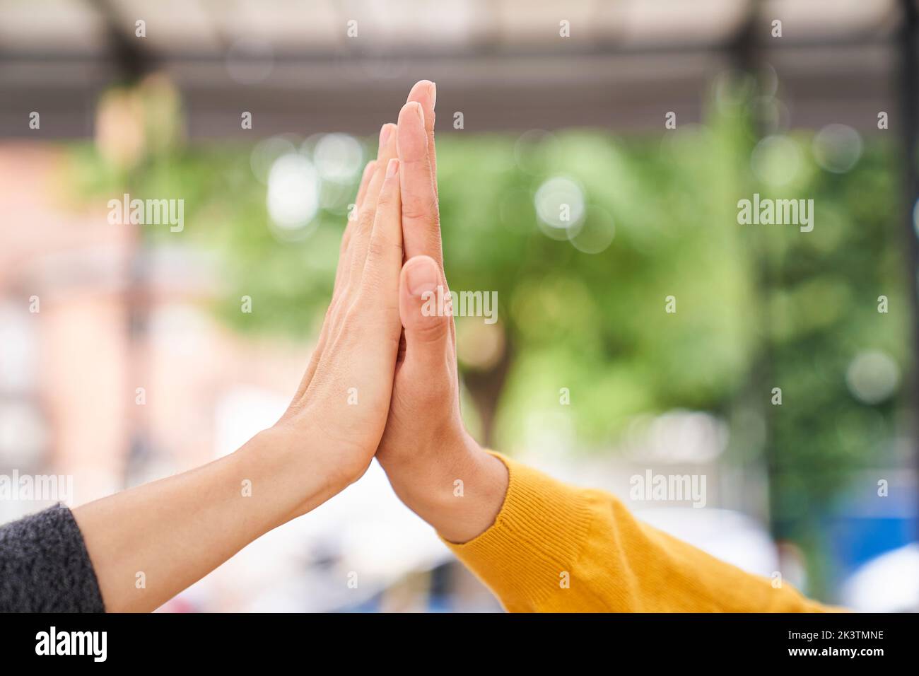 Two hands high five hi-res stock photography and images - Alamy